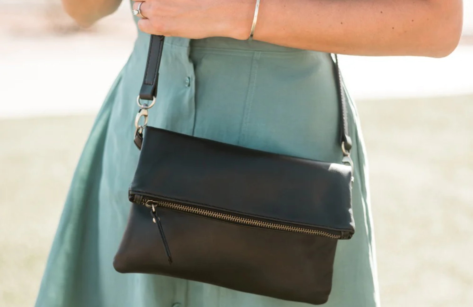 6 Ways on How To Wear a Crossbody Bag | Andar