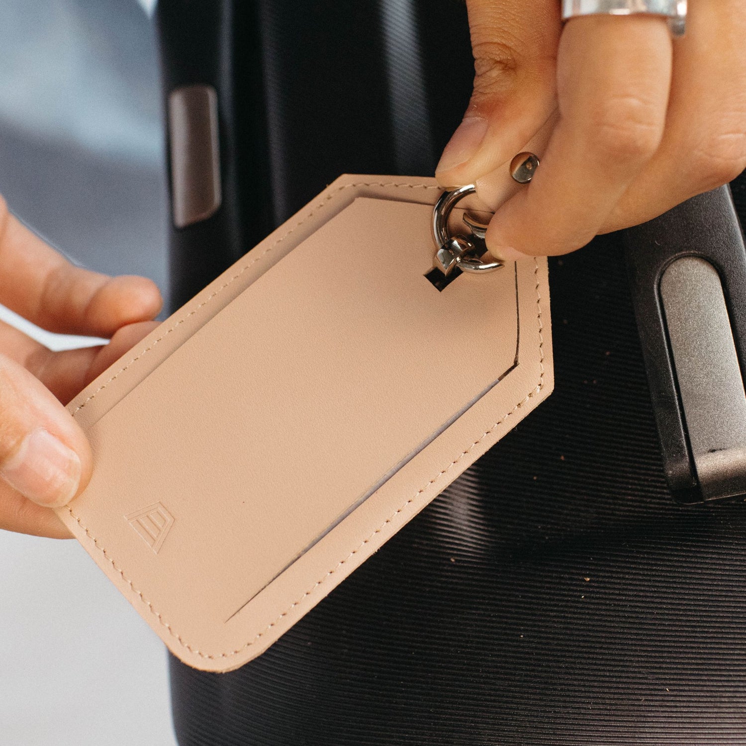 The Luggage Tag – Andar